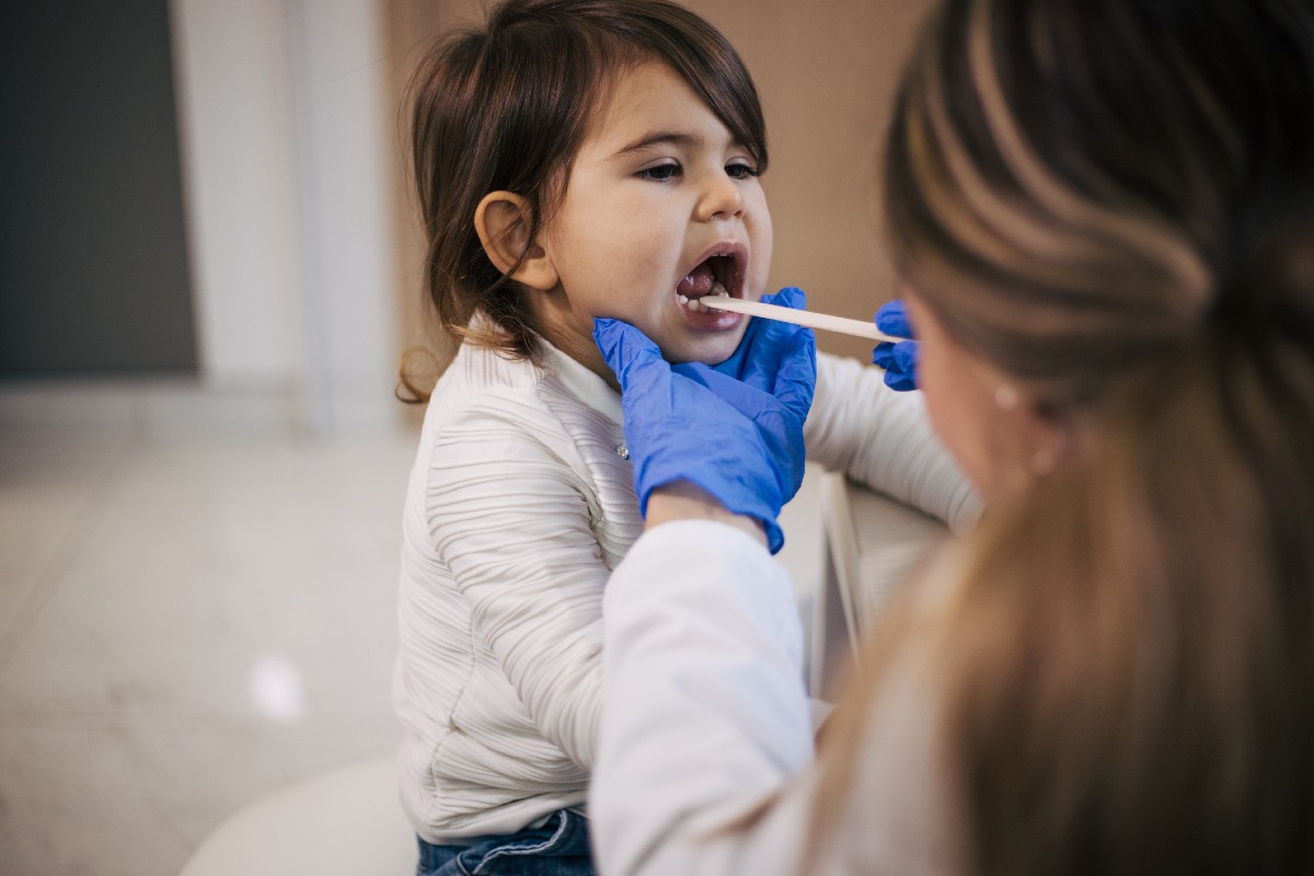 Amigdalite viral ou bacteriana: causas, sintomas e tratamento | Panvel